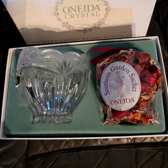 Oneida | Other | Oneida Crystal Southern Garden Petal Bowl With Sachet ...